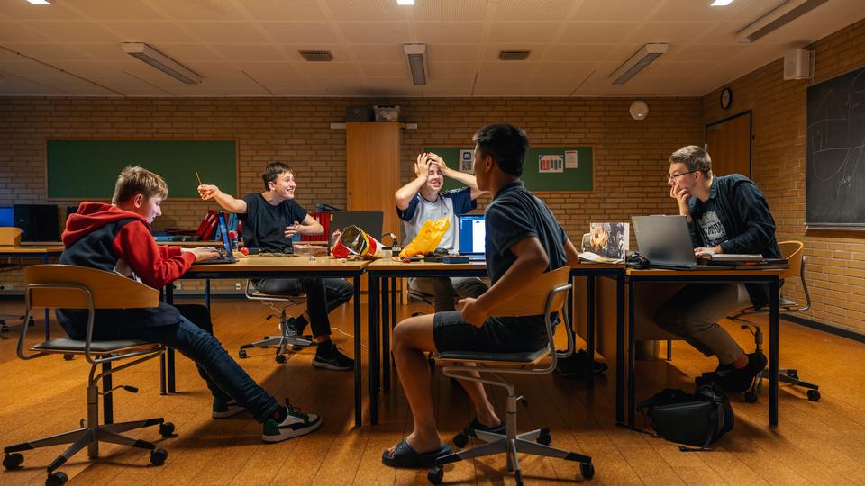 Før blev han mobbet og tog direkte hjem fra skole. Nu holder han hof ...