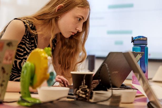 I 1. X er gentagelser forbudt: »De forstår tingene og oplever at blive ...