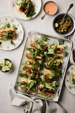 Banh mi med chilimayo, chili-agurker og hoisin tofu