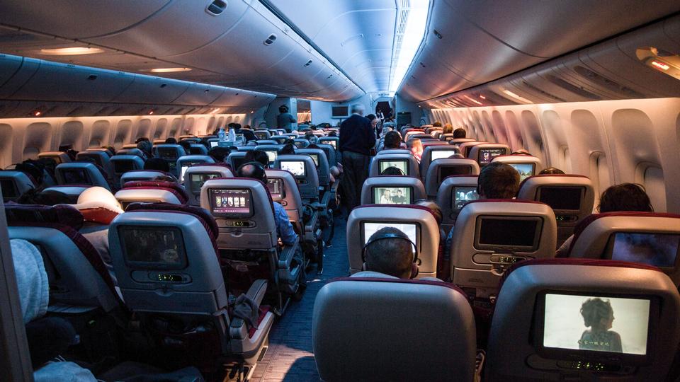 Kan 14.535 kilometer på 'cattle class' betale sig? Kom med om bord på ...
