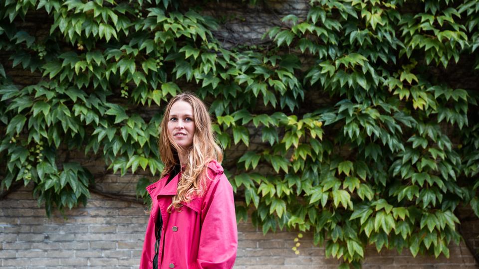 Lea Korsgaard: »Højskolesangbogen er måske den bedste digtsamling, der ...