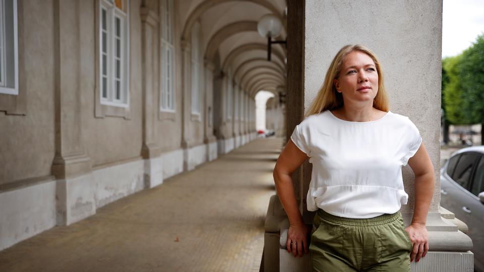 I toppen af hendes Twitter-profil står der ’Follow the money’ – og det ...