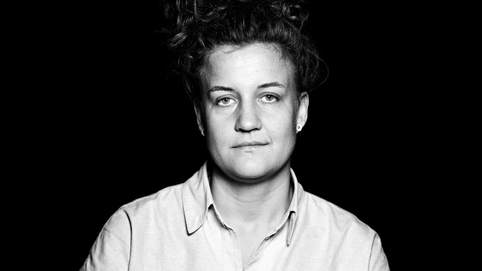 29-årige Sandra Nielsen: »Ensomhed er meget fysisk. Det trykker ind i ...