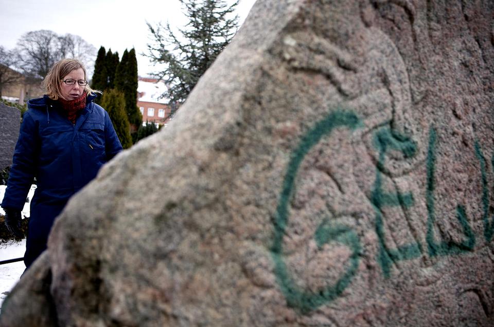 Jellingsten-skænding: Runer skal have kemisk vask